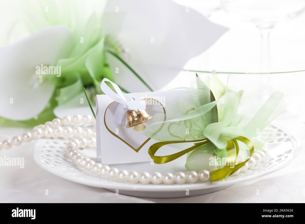 Wedding place setting in white and green tone Stock Photo - Alamy