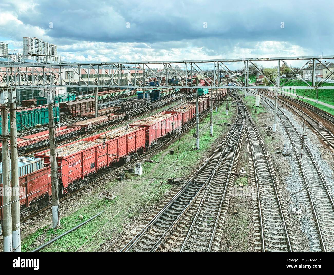 Long line of modern freight wagons hi-res stock photography and images - Alamy
