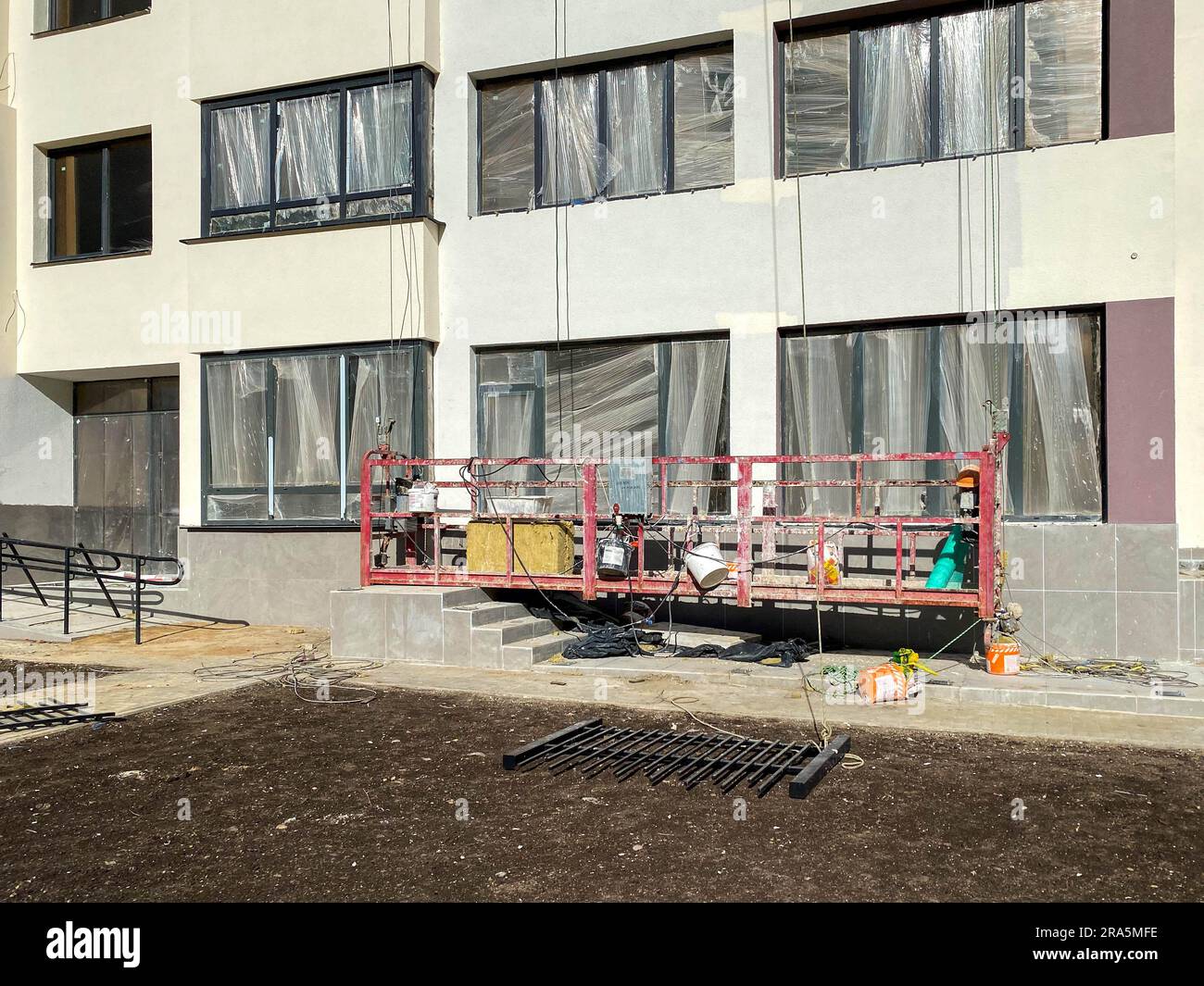 Suspended construction cradle. Facing, repair, maintenance, painting ...