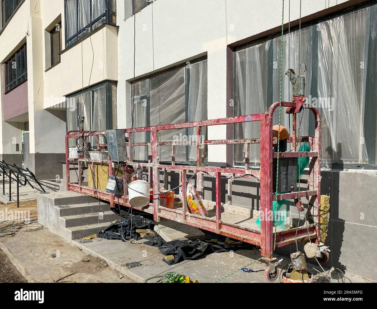 Scissor lift platform with hydraulic system at maximum height range ...