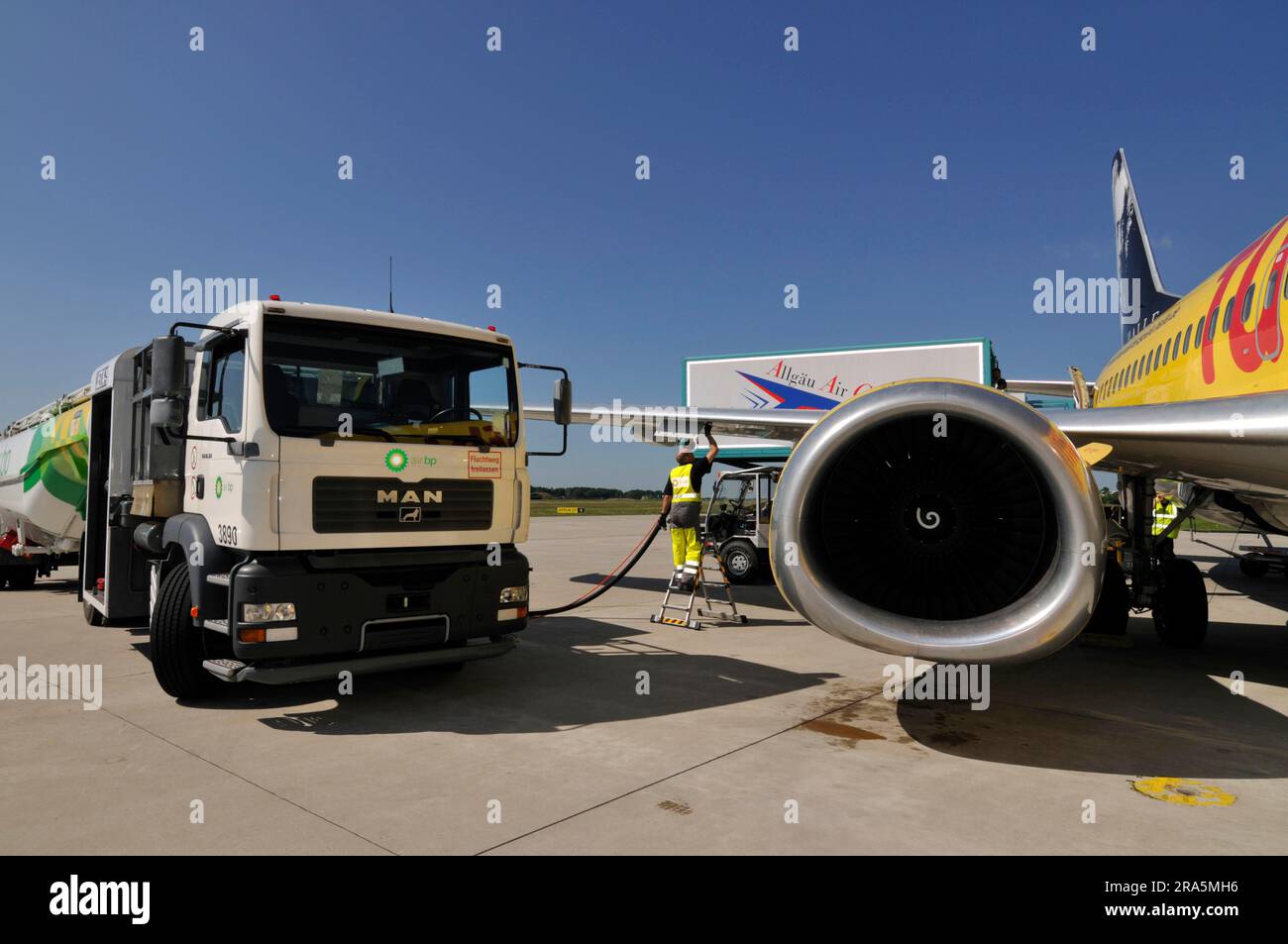 TUI plane is refuelled, airport, Memmingen, Allgaeu, Bavaria, Allgaeu ...