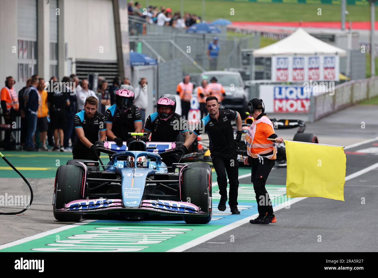 Alpine f1 mechanics hi-res stock photography and images - Alamy