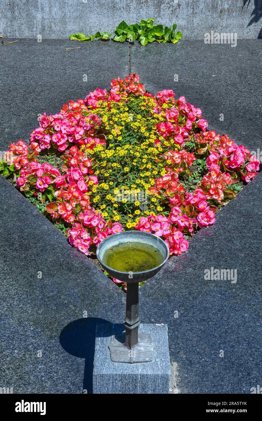 Simple burial hi-res stock photography and images - Alamy