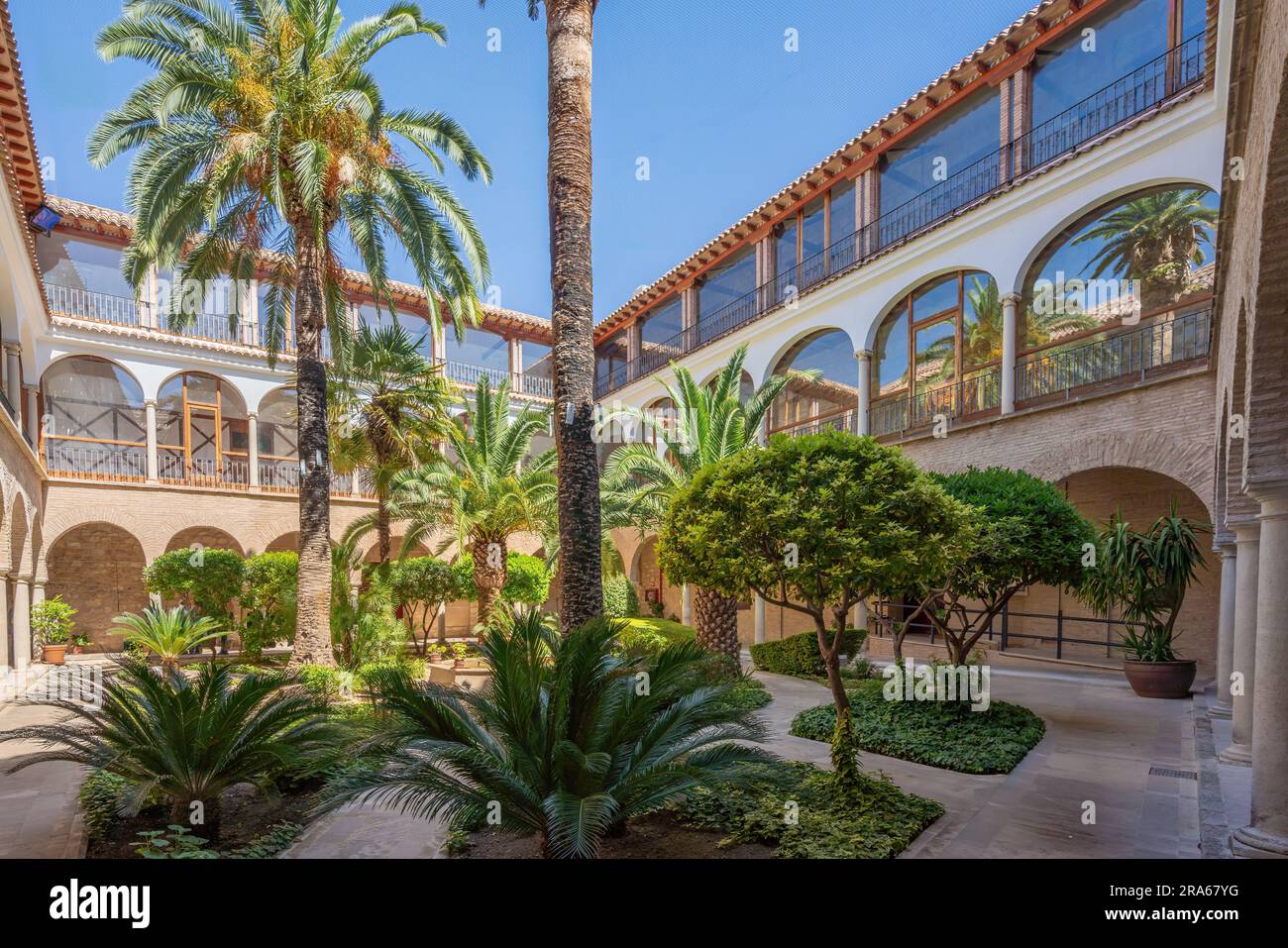 Courtyard of building hi-res stock photography and images - Alamy
