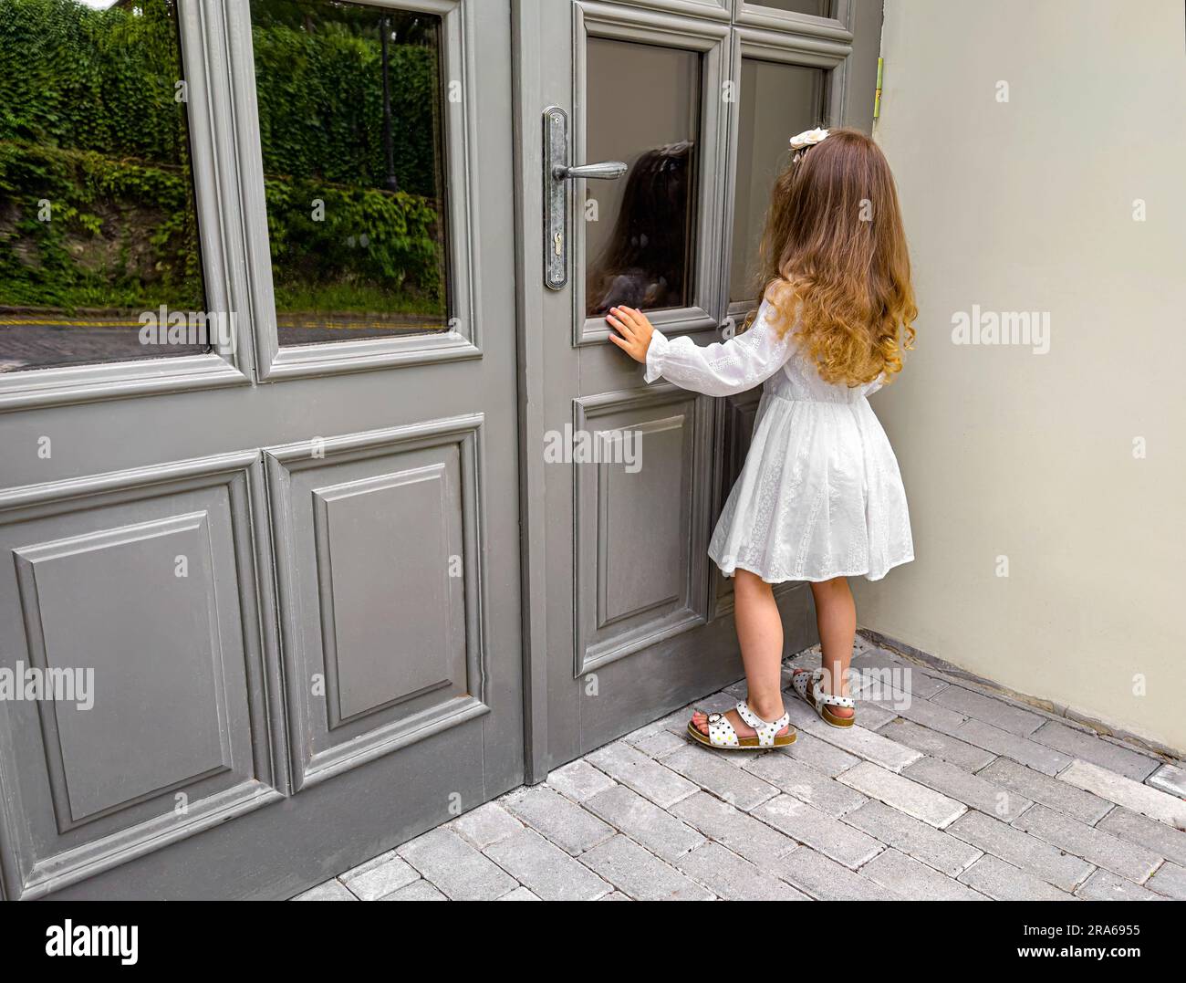 Child peeking through wall hi-res stock photography and images - Alamy