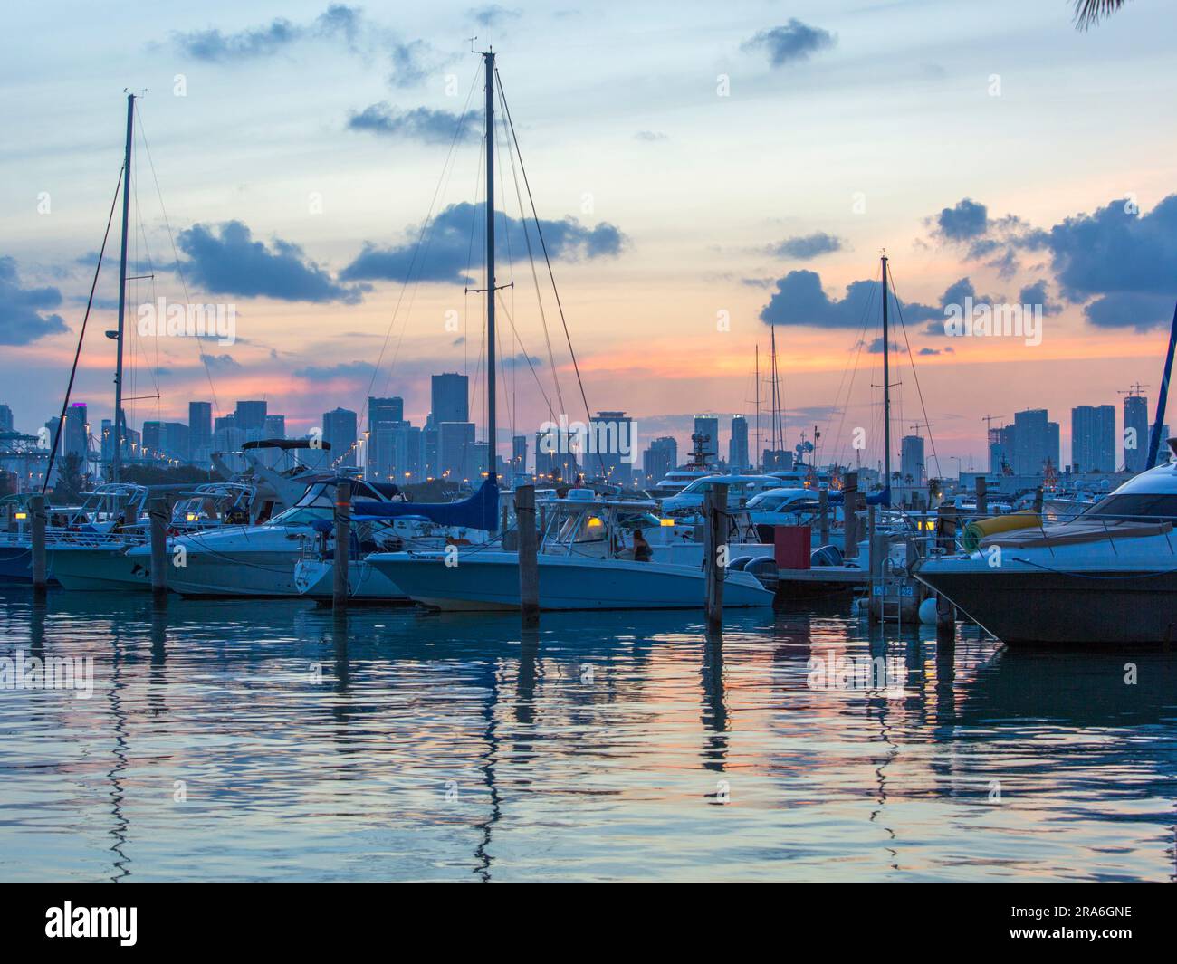 Towering harbourfront skyscrapers hi-res stock photography and images ...