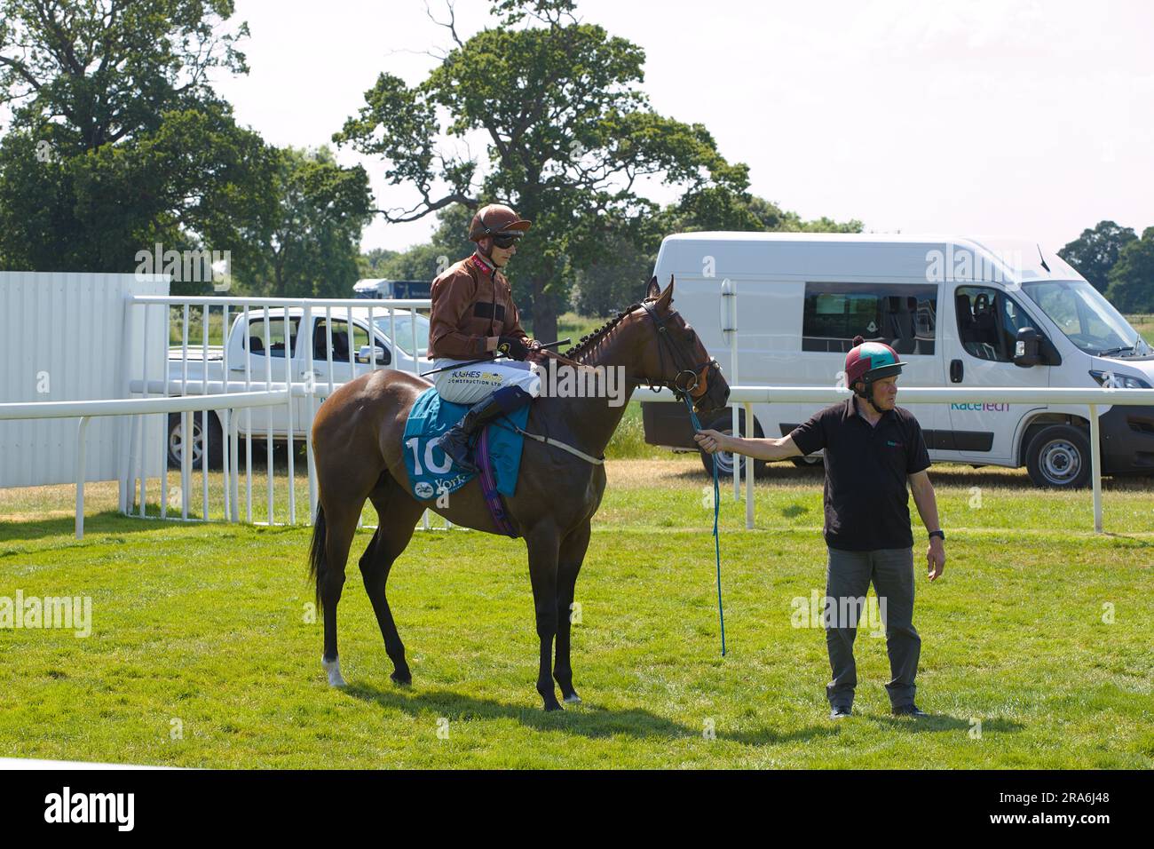 Ben robinson jockey hi-res stock photography and images - Alamy