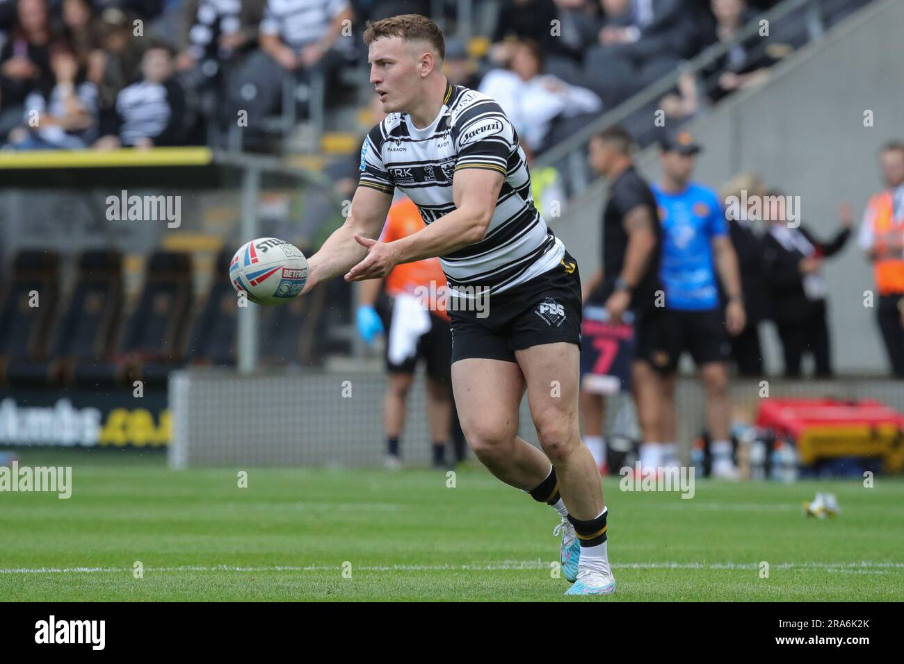 Jake Trueman #6 of Hull FC offloads the ball during the Betfred Super ...