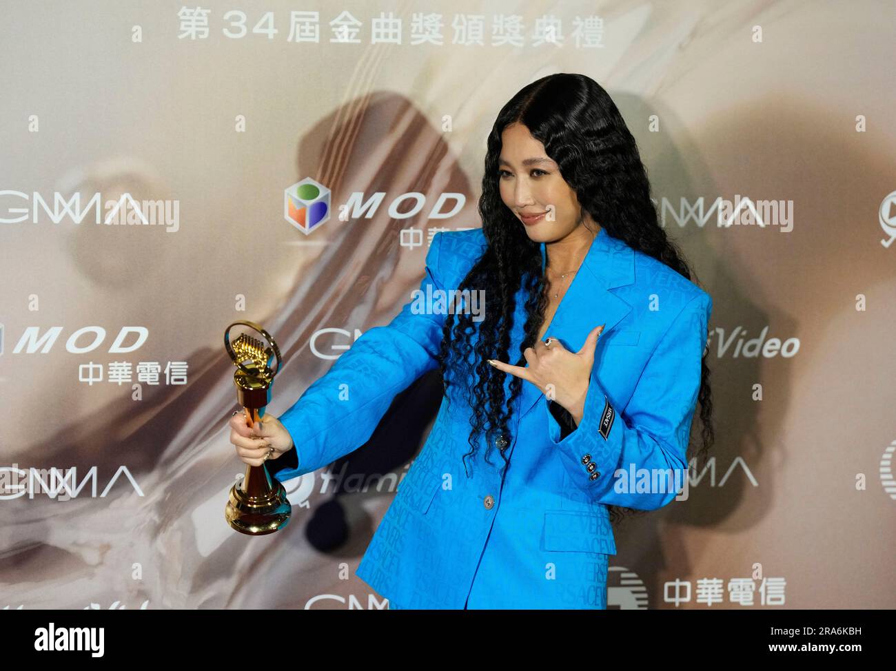 Taiwanese singer A-Lin holds her award for Best Female Singer (Mandarin ...