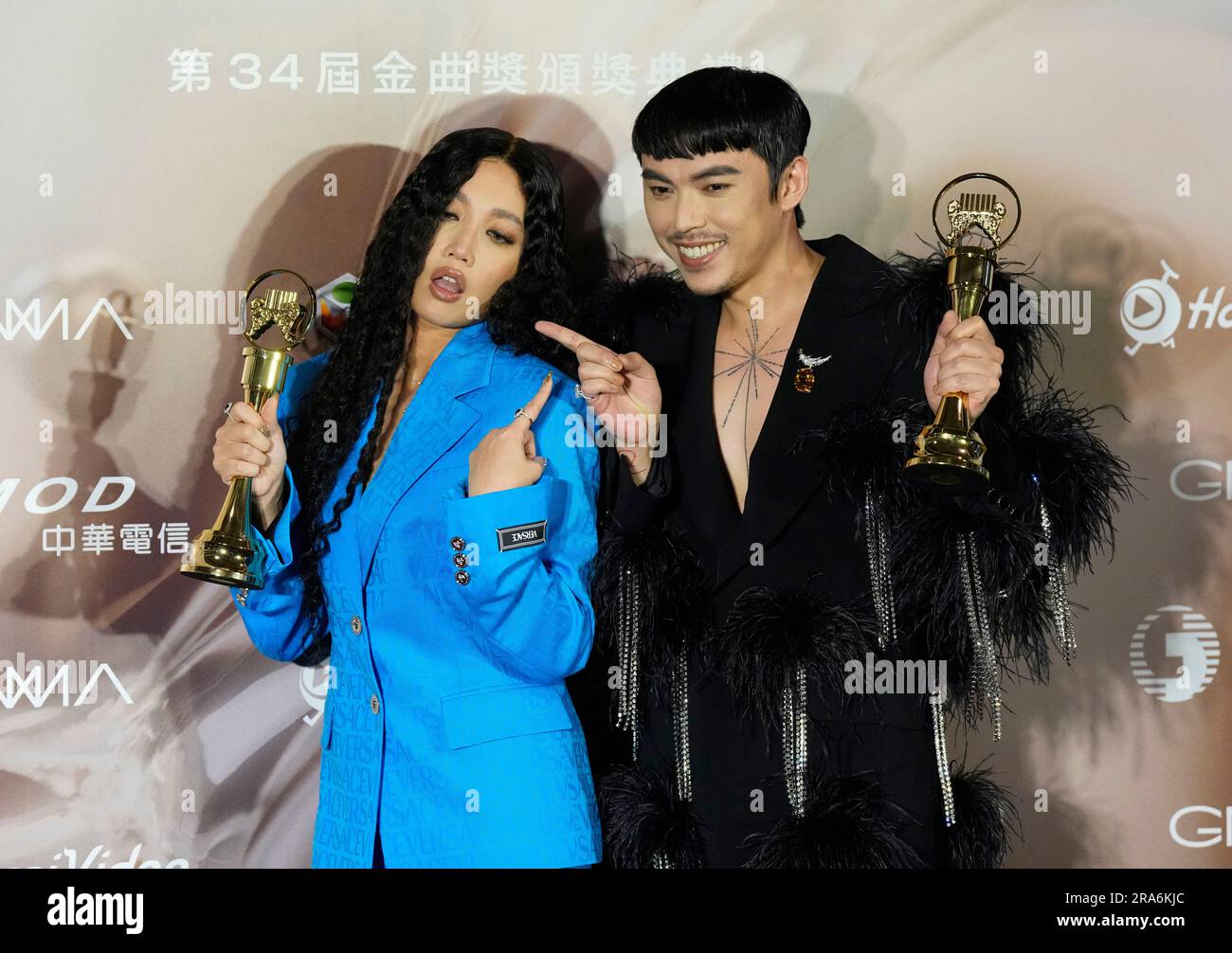 Taiwanese singer A-Lin and Hush holds their awards for Best Male Singer ...