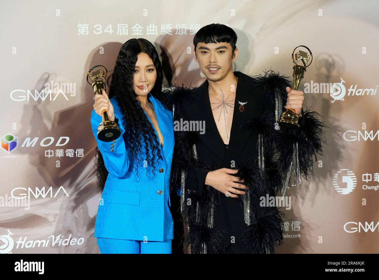 Taiwanese singer A-Lin and Hush holds their awards for Best Male Singer ...