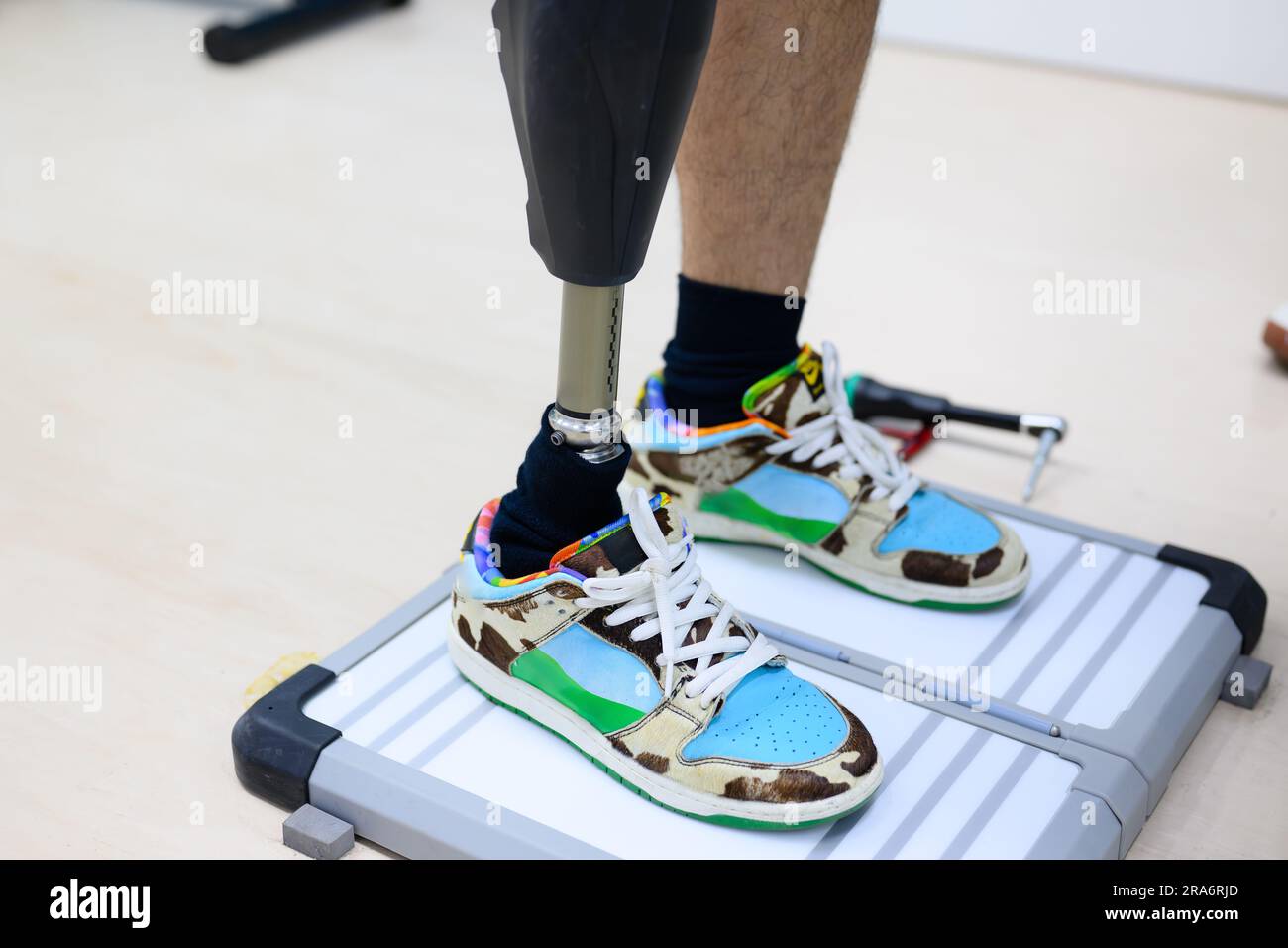 Disabled athlete patient with physical disability doing exercise Stock ...