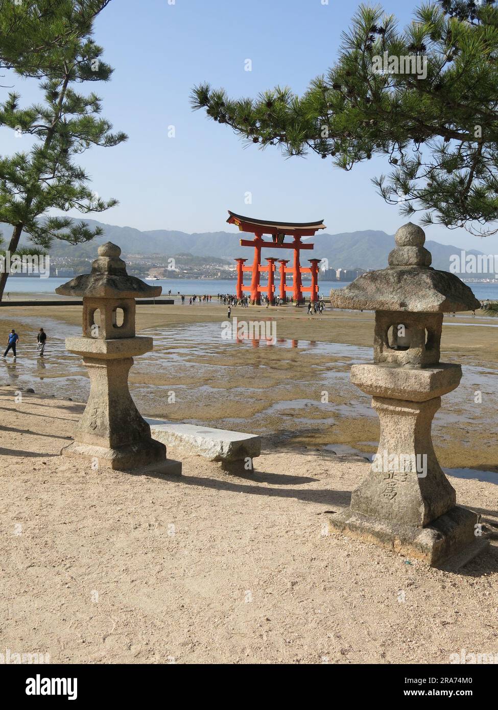 Japanese tourism: two of the most iconic emblems of Japan, the red ...