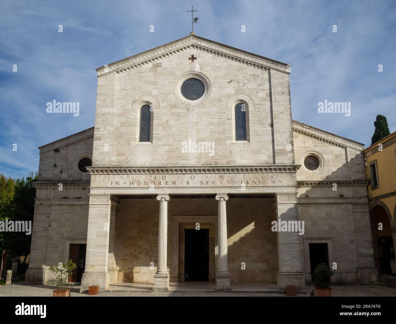 The Romanesque facade of the Cathedral of San Secondiano, Chiusi Stock ...