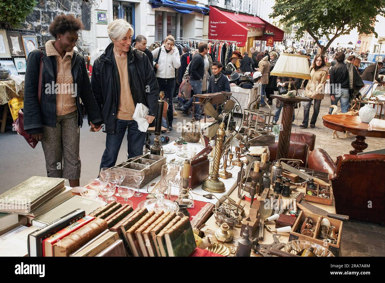 Couple strolling hand in hand over flea market in Montmartre Stock ...