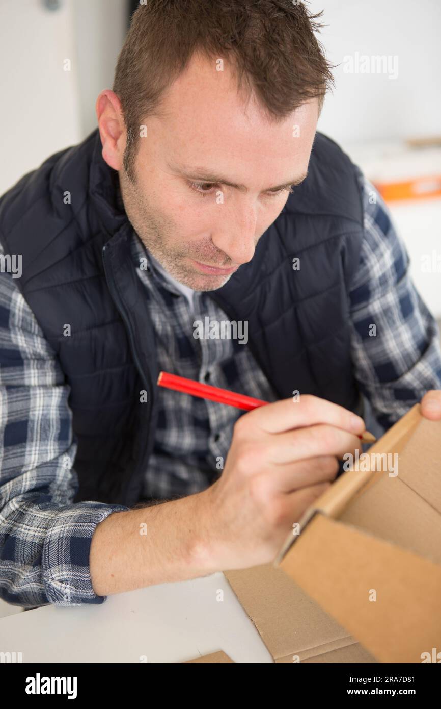 delivery man writing something to clipboard Stock Photo - Alamy