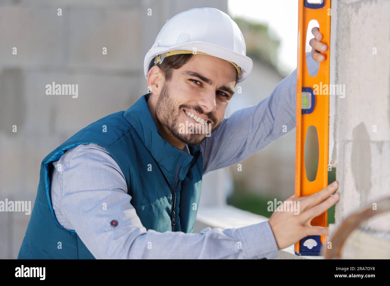 a builder using spirit level Stock Photo - Alamy