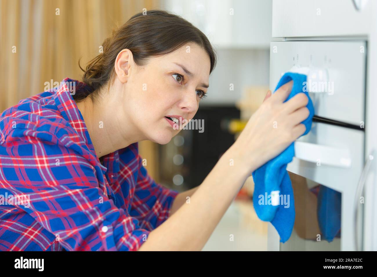a cleaning lady cleaning oven Stock Photo - Alamy