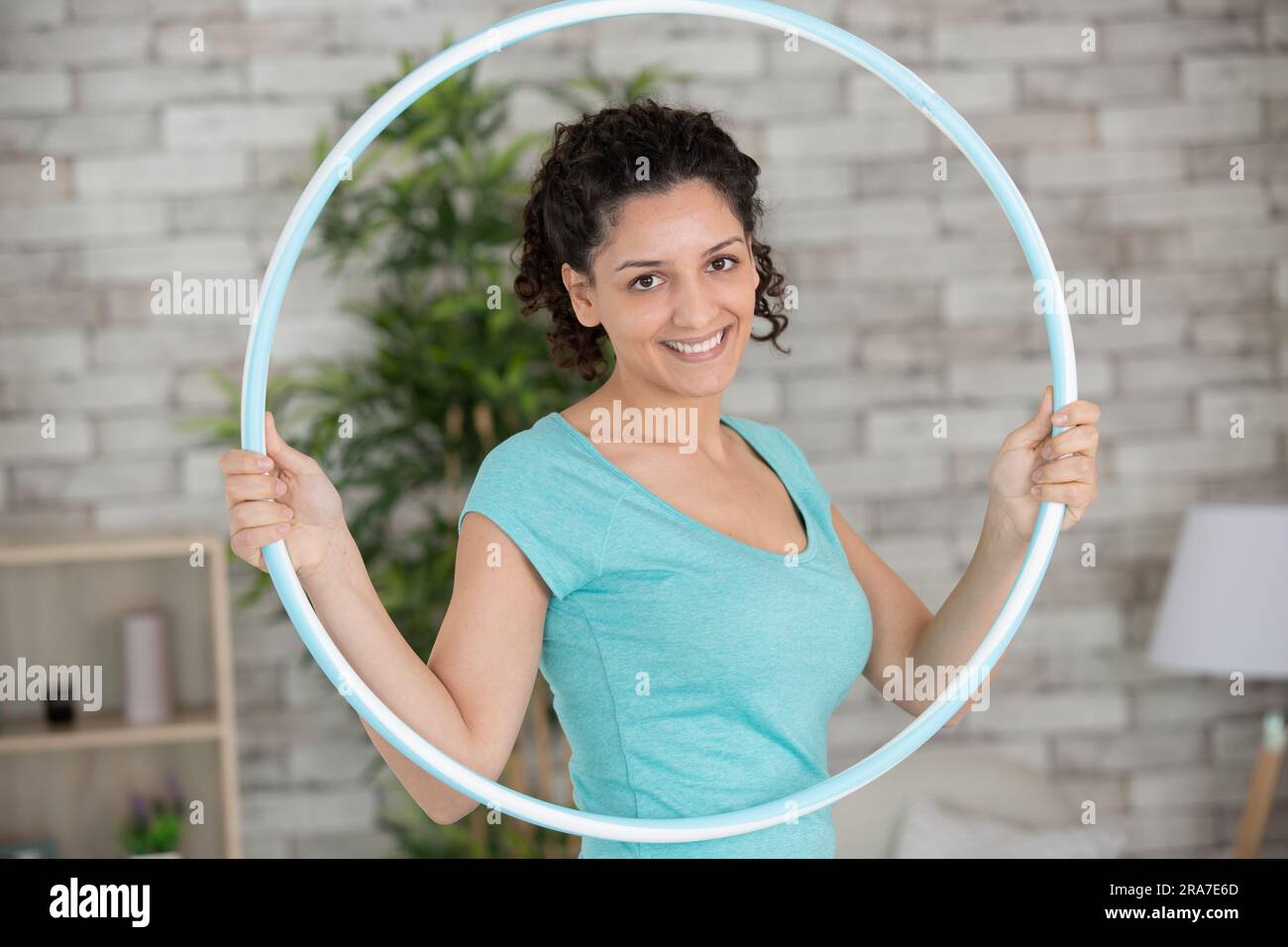 Woman brown hair hoop hi-res stock photography and images - Alamy