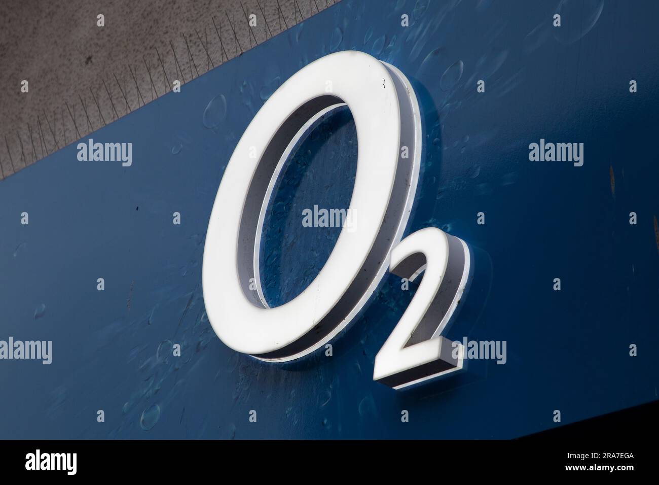 O2 shop sign hi-res stock photography and images - Alamy