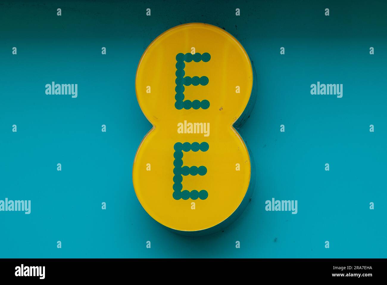 Ee shop sign hi-res stock photography and images - Alamy