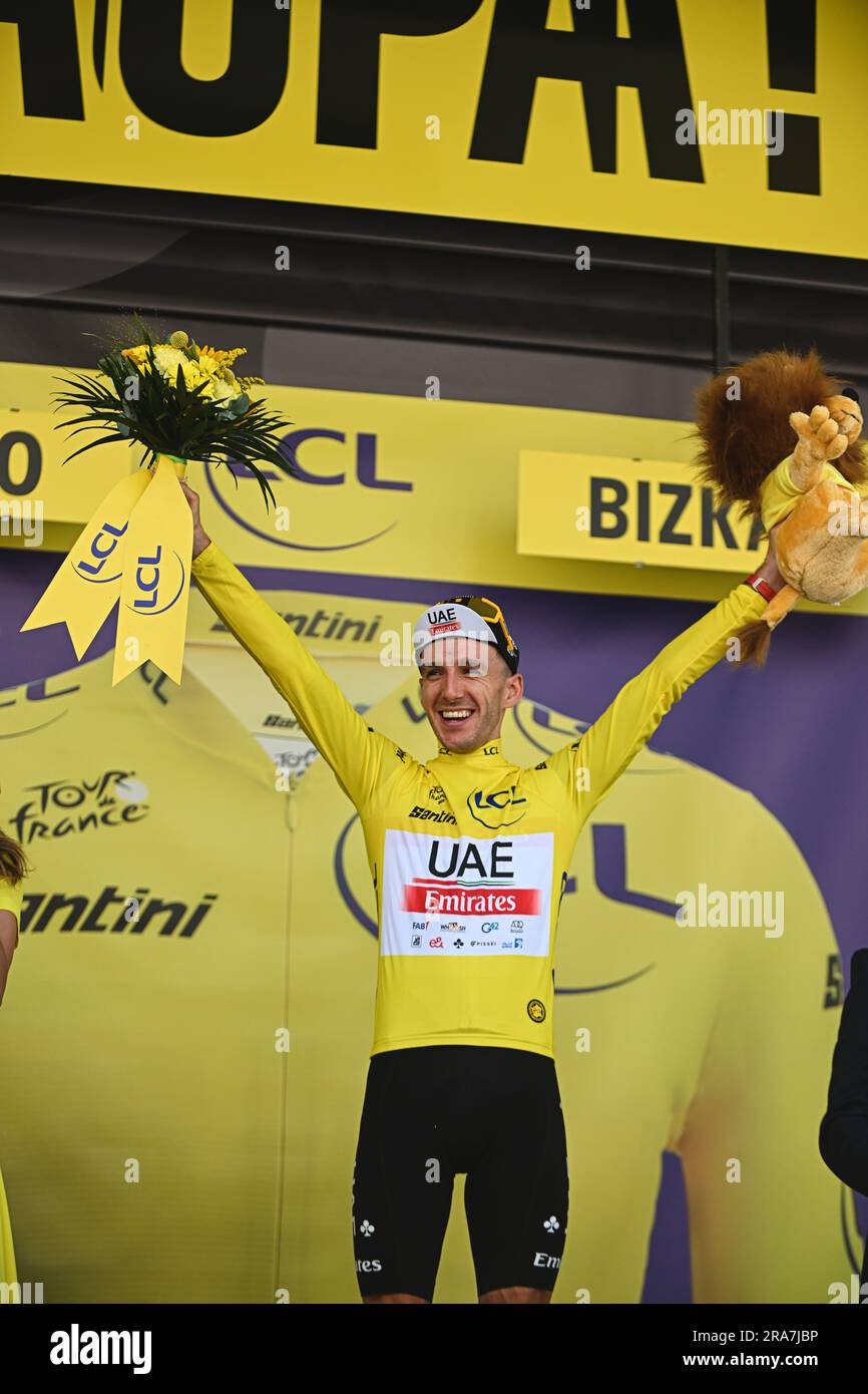 Adam Yates on the podium in Bilbao with the yellow jersey of the leader ...