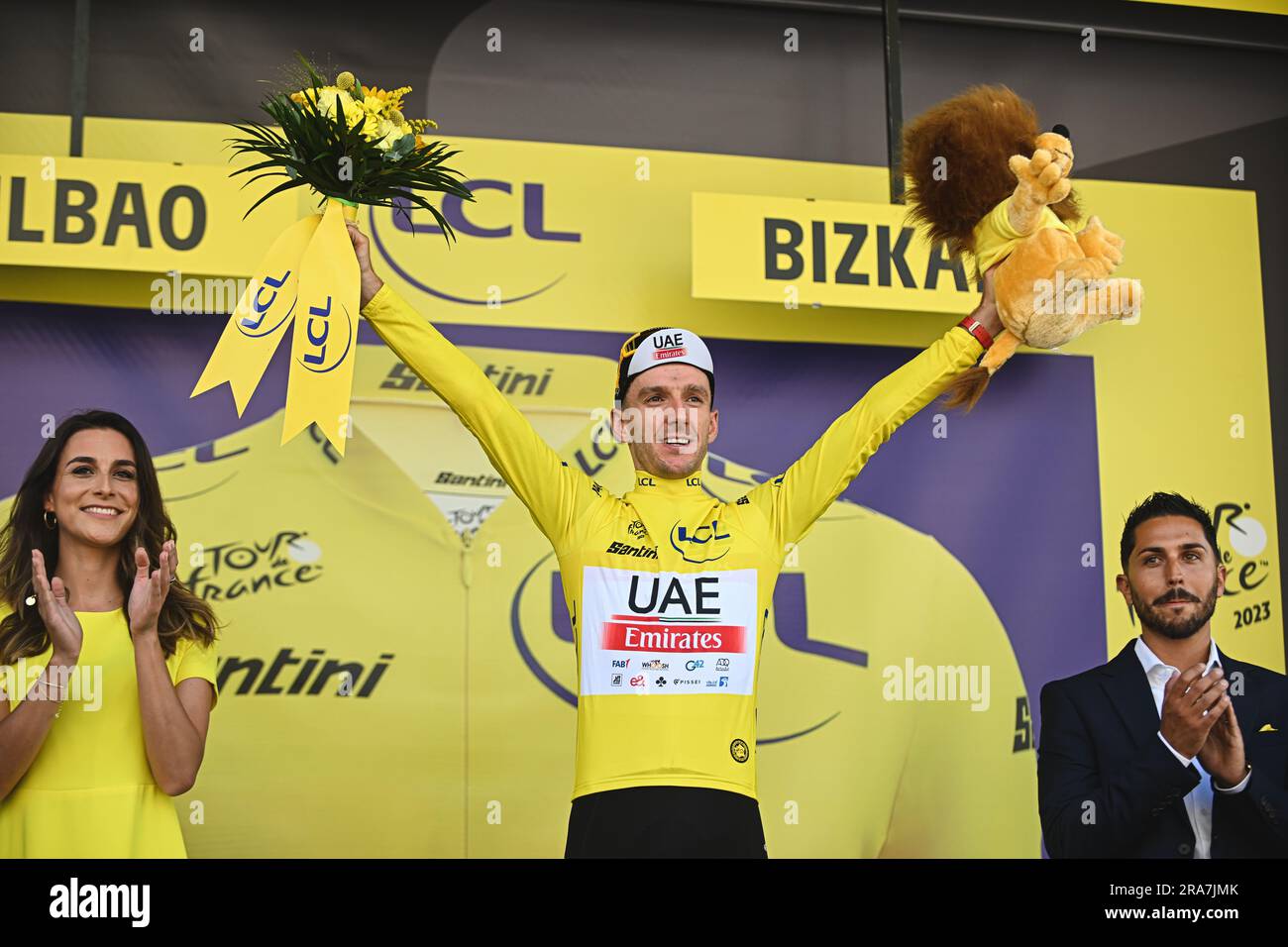 Adam Yates on the podium in Bilbao with the yellow jersey of the leader ...