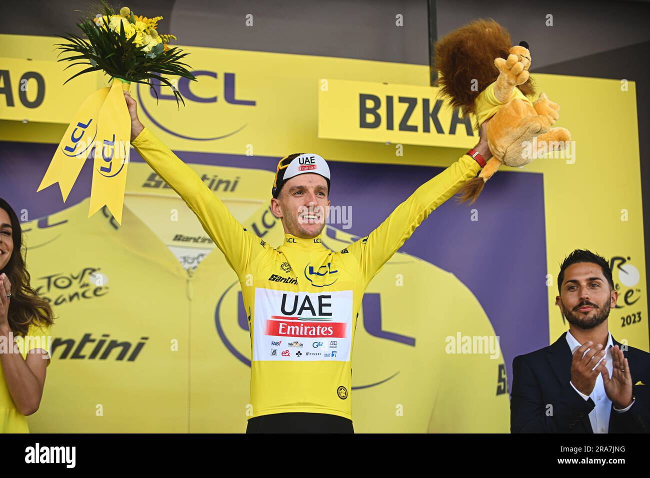 Adam Yates on the podium in Bilbao with the yellow jersey of the leader ...