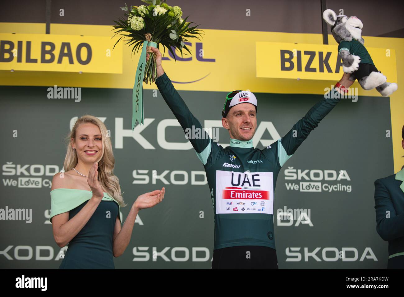 Adam Yates on the podium in Bilbao with the green jersey of the leader ...