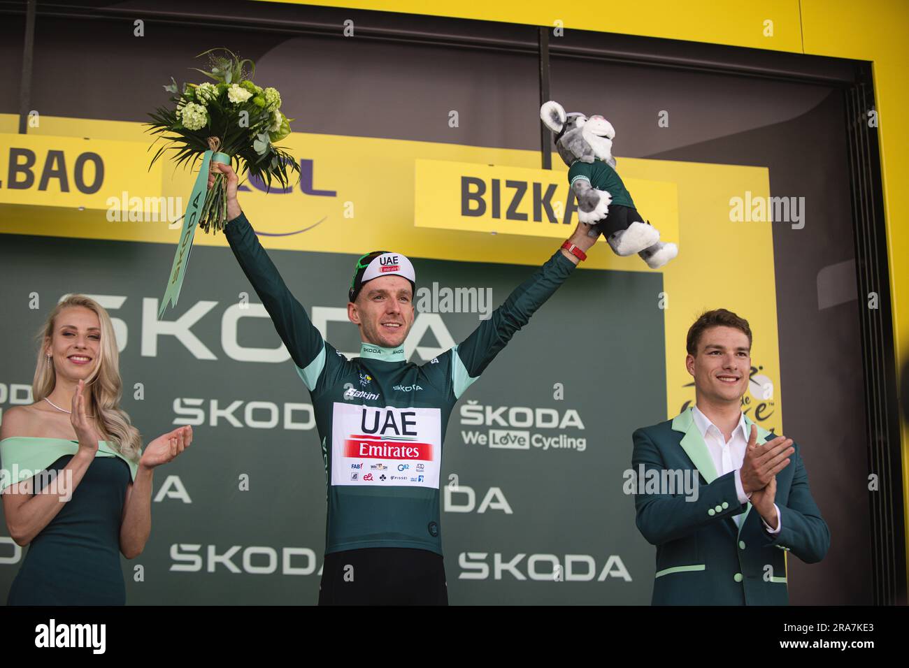 Adam Yates on the podium in Bilbao with the green jersey of the leader ...