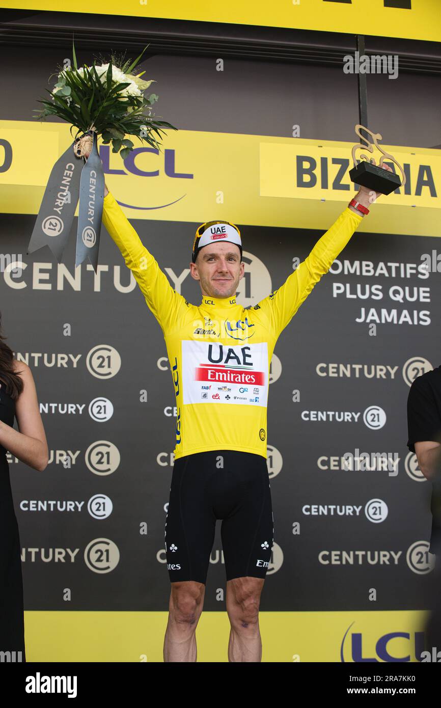 Adam Yates on the podium in San Sebastian with the yellow jersey of the ...