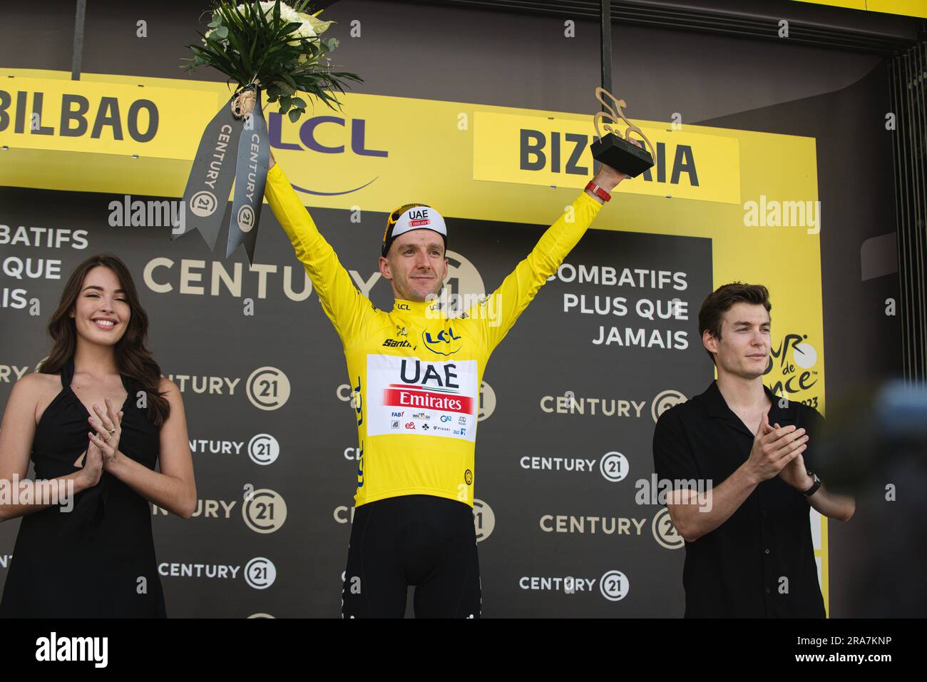 Adam Yates on the podium in San Sebastian with the yellow jersey of the ...