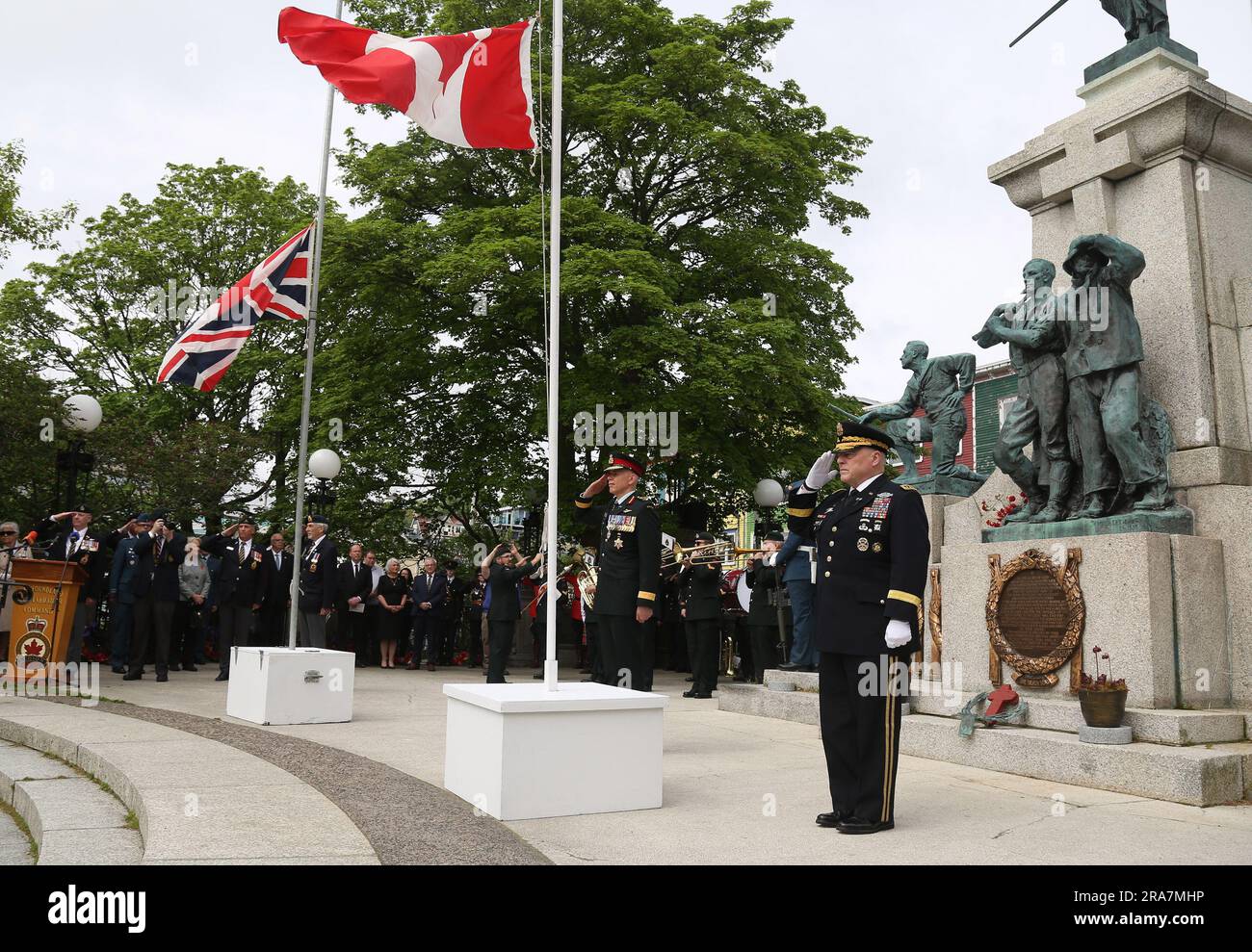 Chief of the Defence Staff, General Wayne Eyre, left, and United States ...