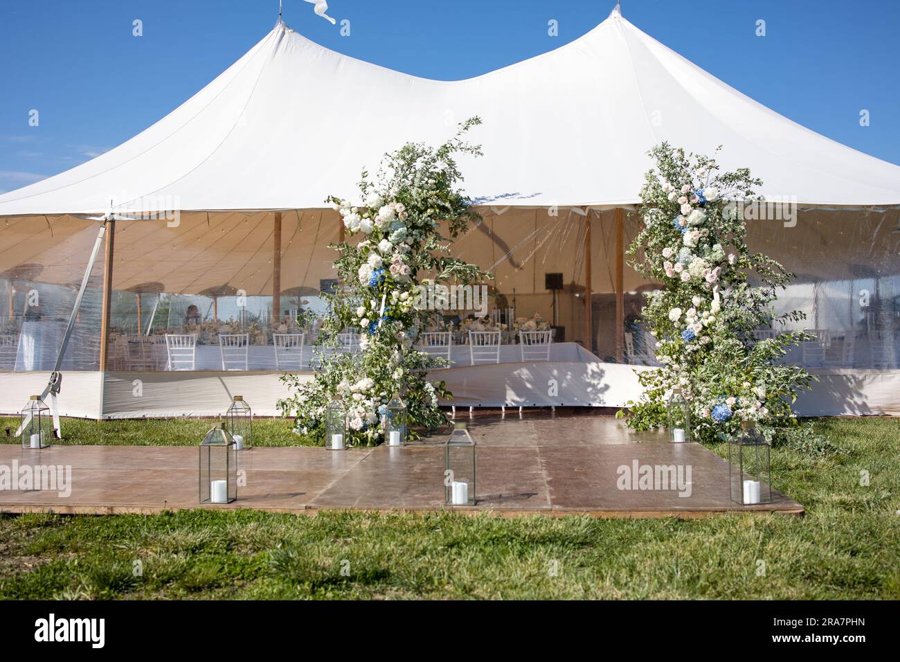 Stunning arrangement hi-res stock photography and images - Alamy