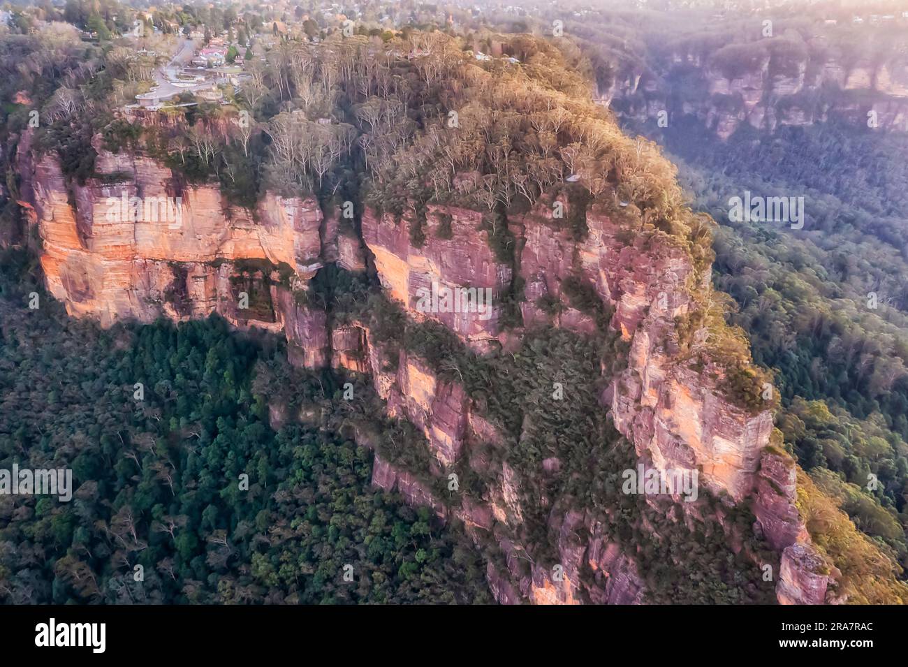 Three sisters rock formations in Blue Mountaisn of Australia at Echo ...