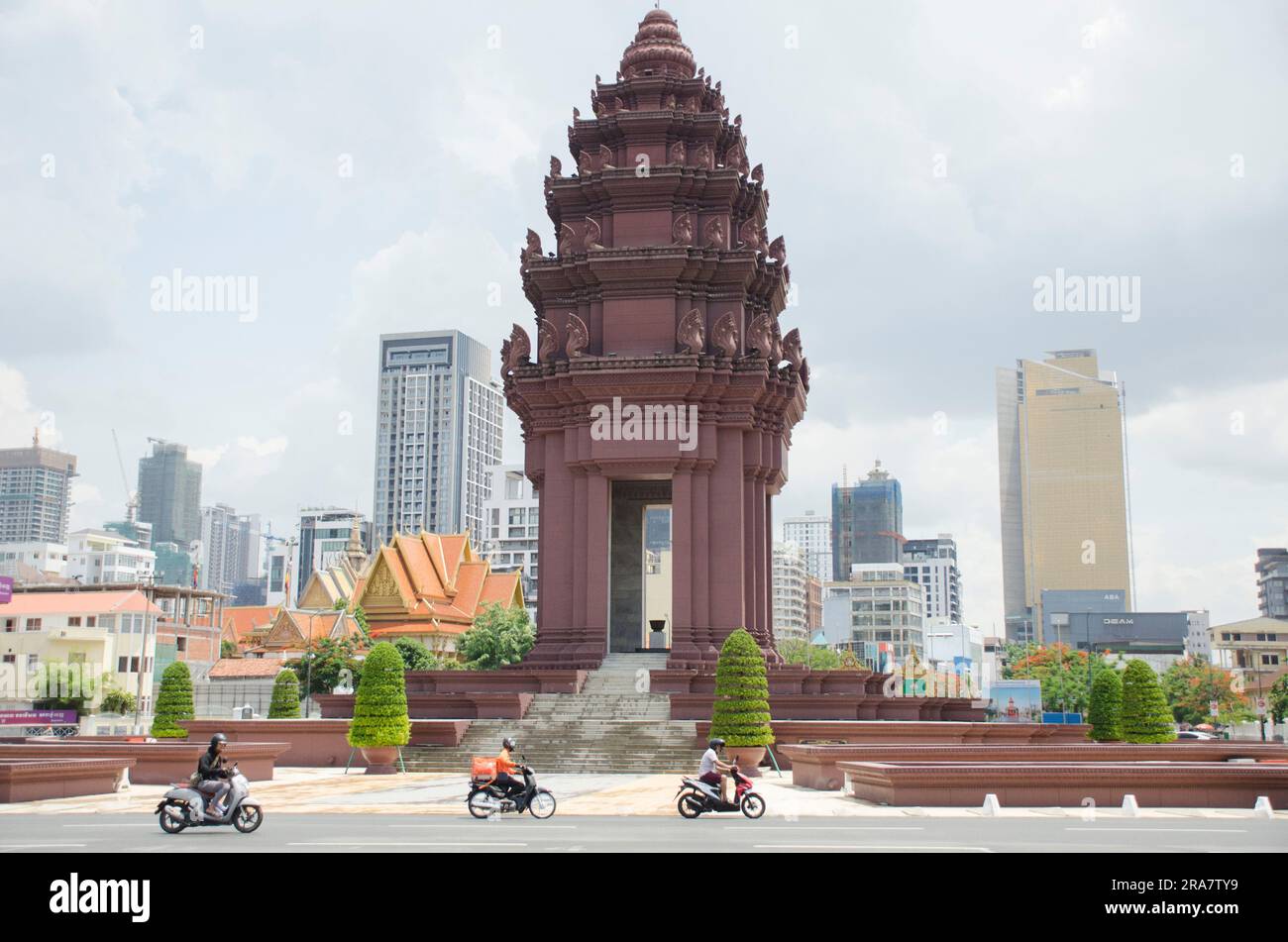 Phnom Penh, Cambodia. 25th June, 2023. The Independence Monument in Phnom Penh, with the modern ...