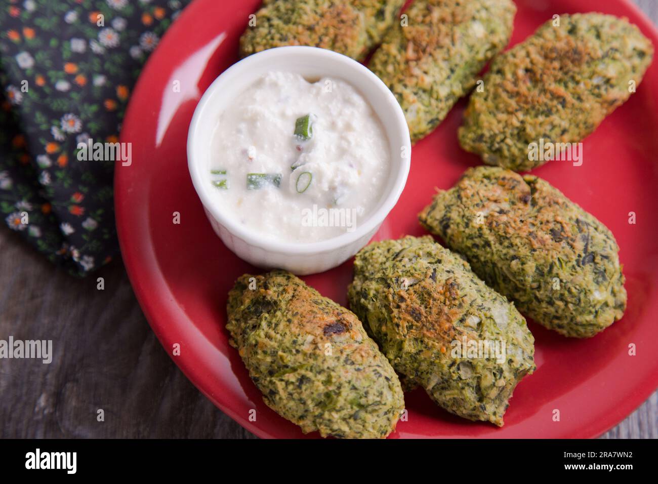Spinach snacks with yogurt sauce, a healthy and flavorful combination ...