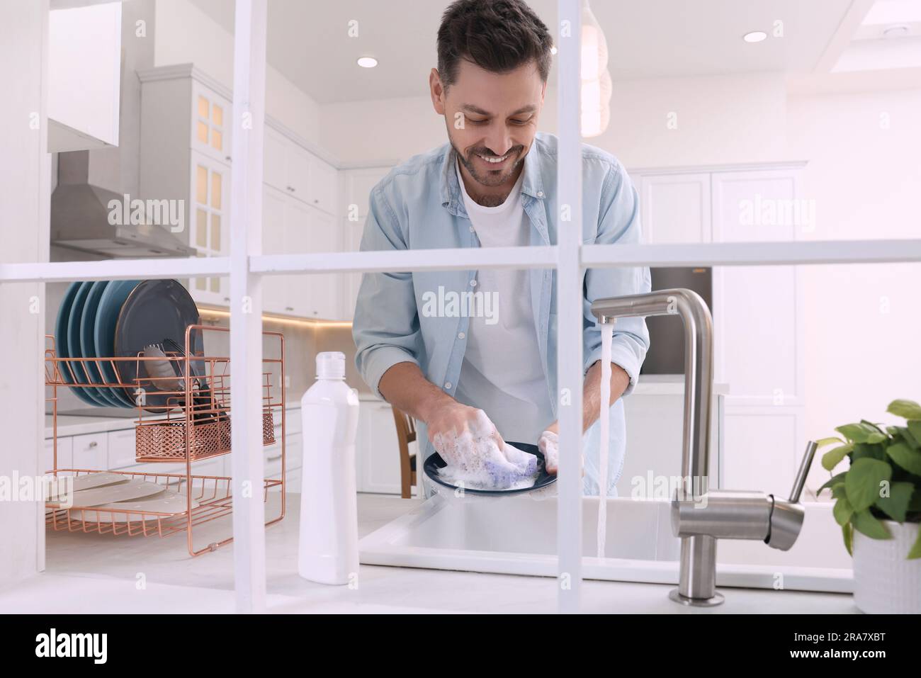 Kitchen from the outside hi-res stock photography and images - Alamy