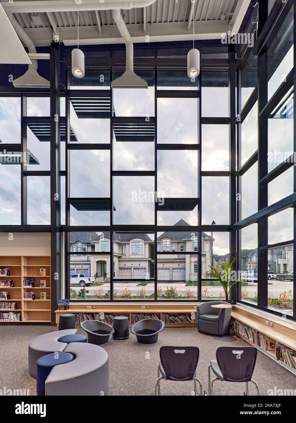 Modern canadian elementary school hi-res stock photography and images ...