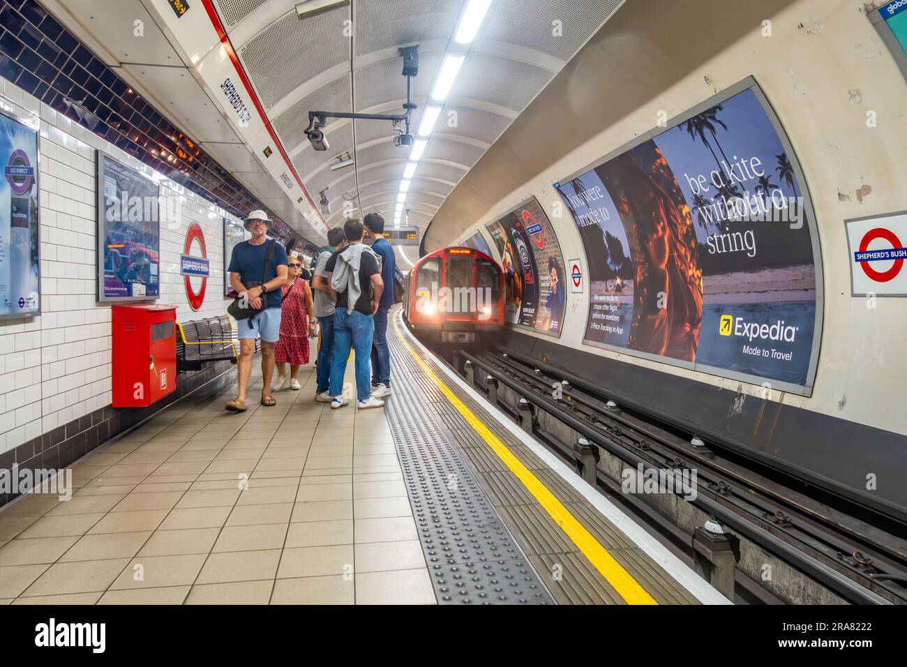 A London Underground train arrives into Shepherds Busd tube station on ...