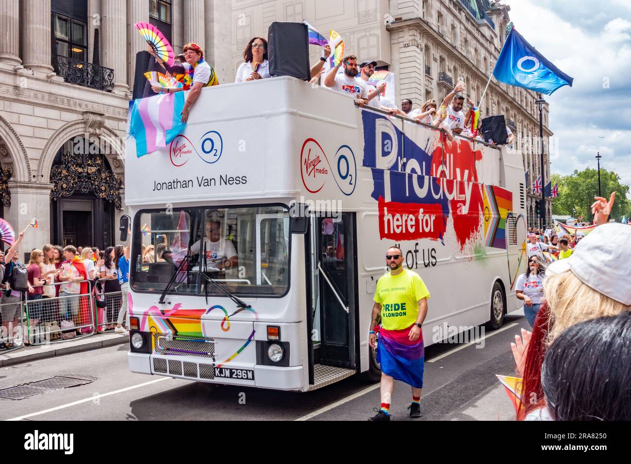 White double decker bus hi-res stock photography and images - Alamy