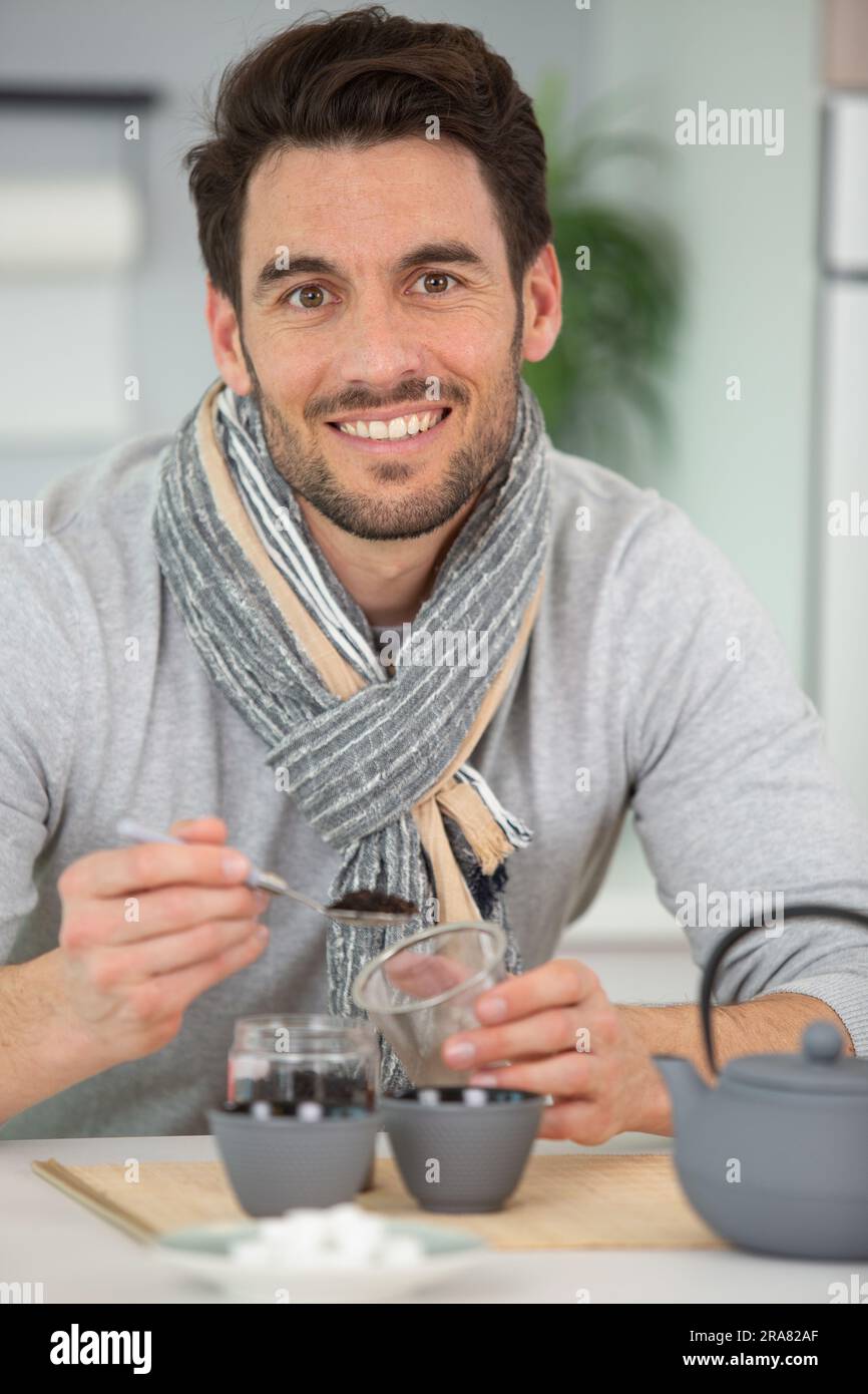 Middle eastern man pouring tea hi-res stock photography and images - Alamy