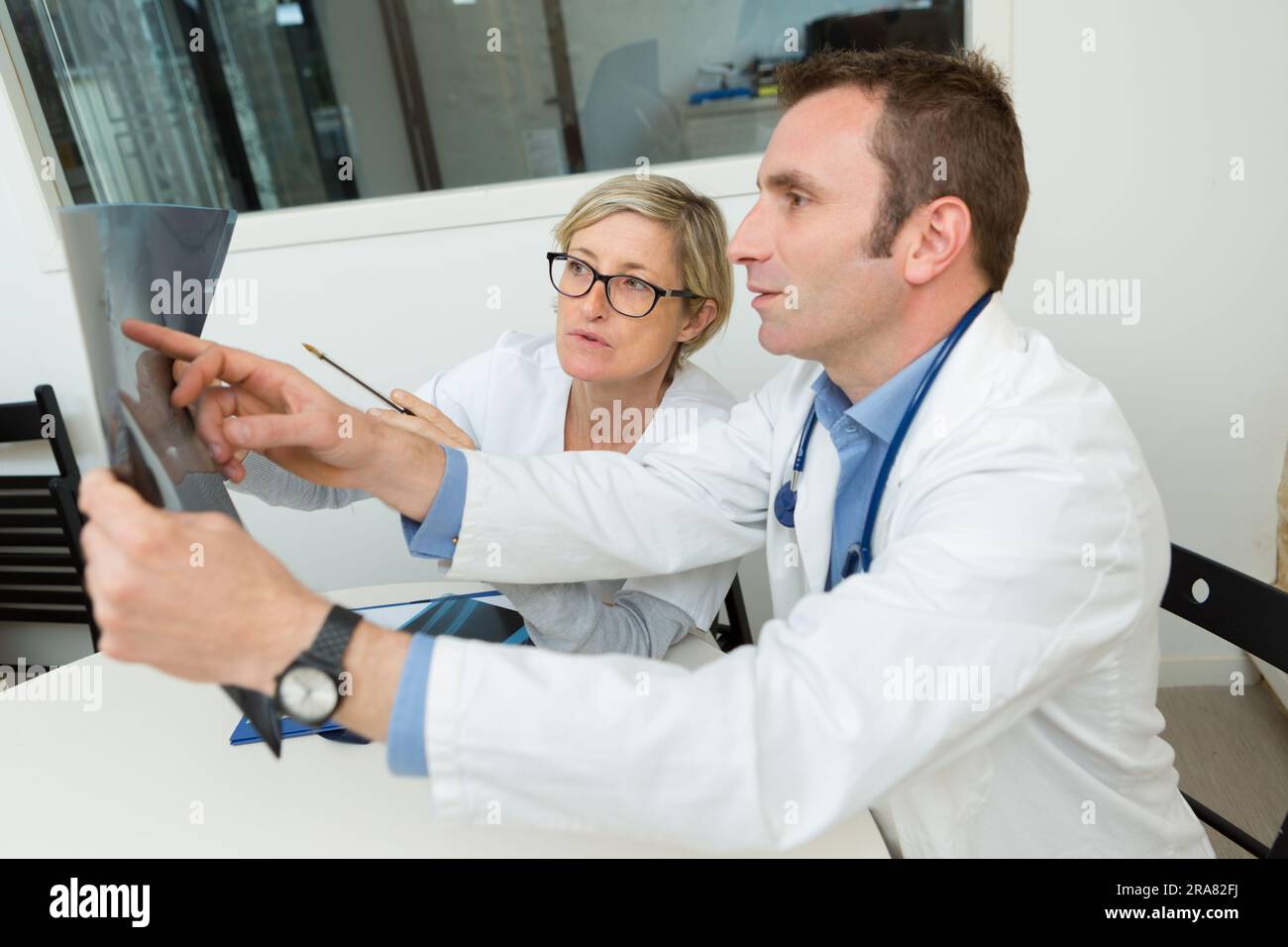 two doctors diagnosing symptoms of patient from x-ray Stock Photo - Alamy