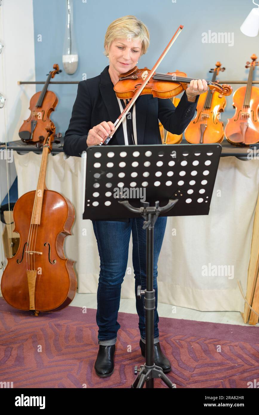 Reading musical notes hi-res stock photography and images - Alamy