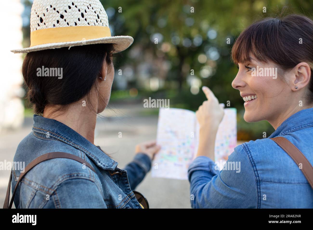 young women tourist exploring a city Stock Photo - Alamy