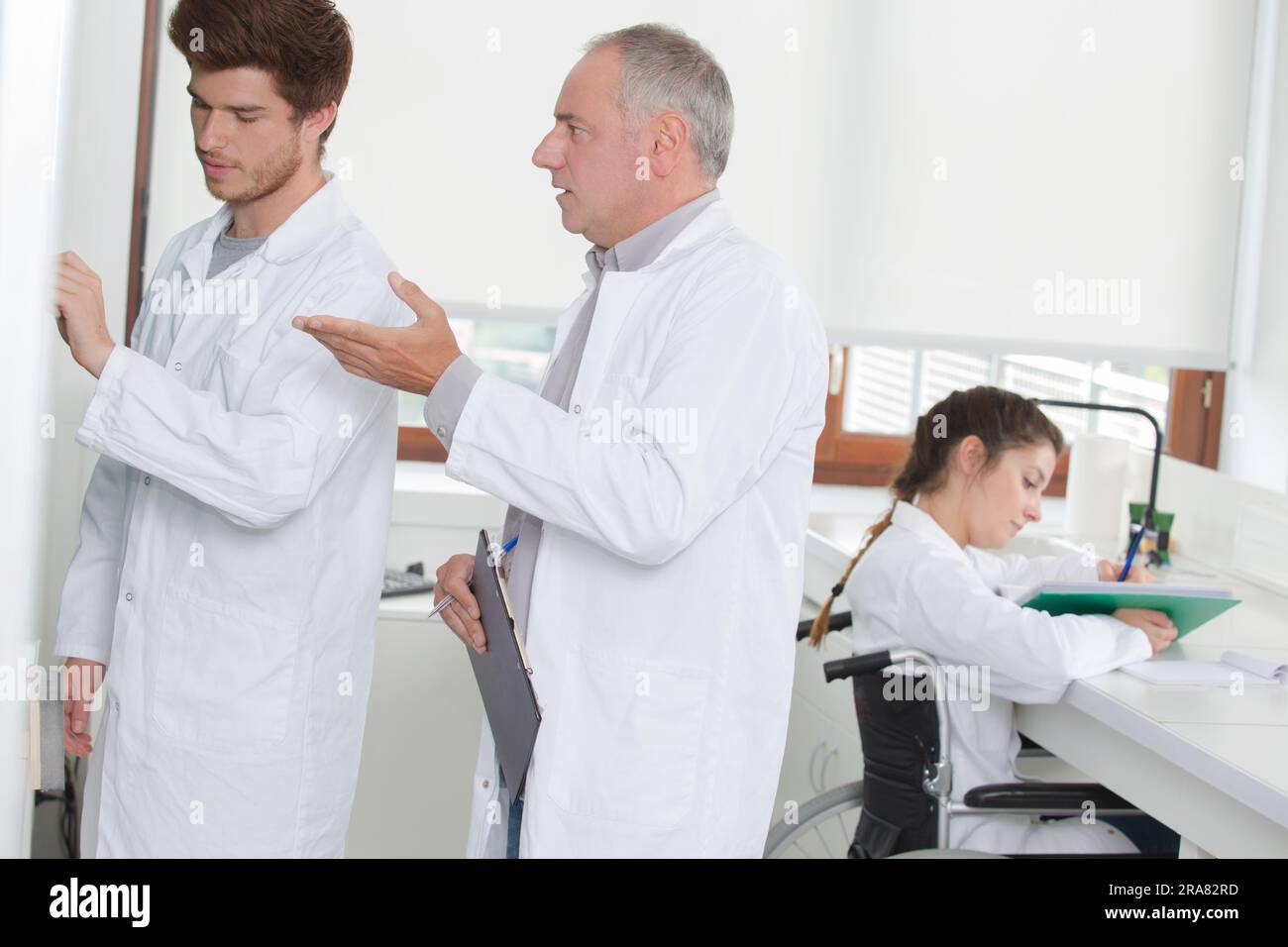 Student explaining a diagram hi-res stock photography and images - Alamy