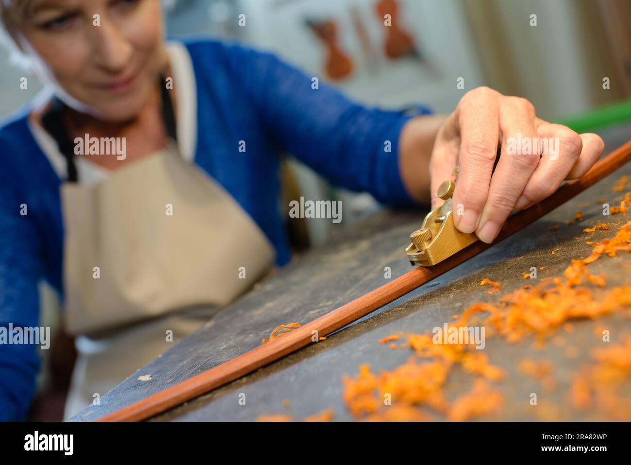 a lute making a bow Stock Photo - Alamy