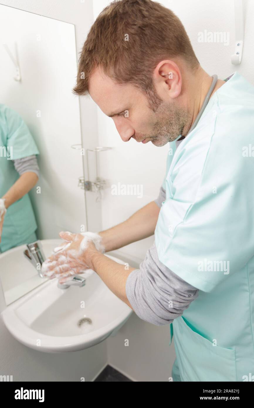 Doctor washing hands hispanic hi-res stock photography and images - Alamy