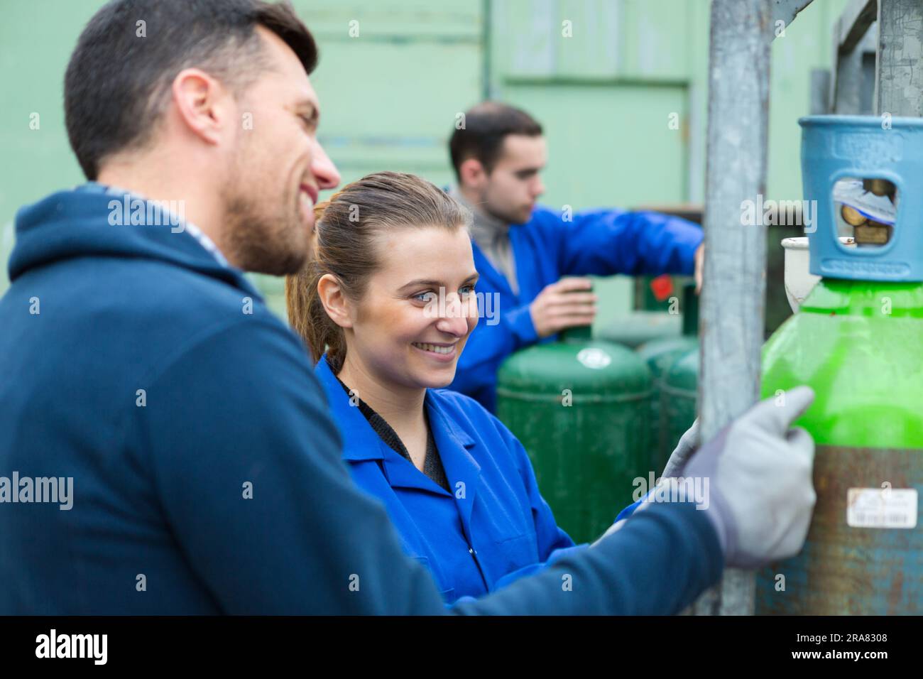 Workers oil storage tank hi-res stock photography and images - Alamy