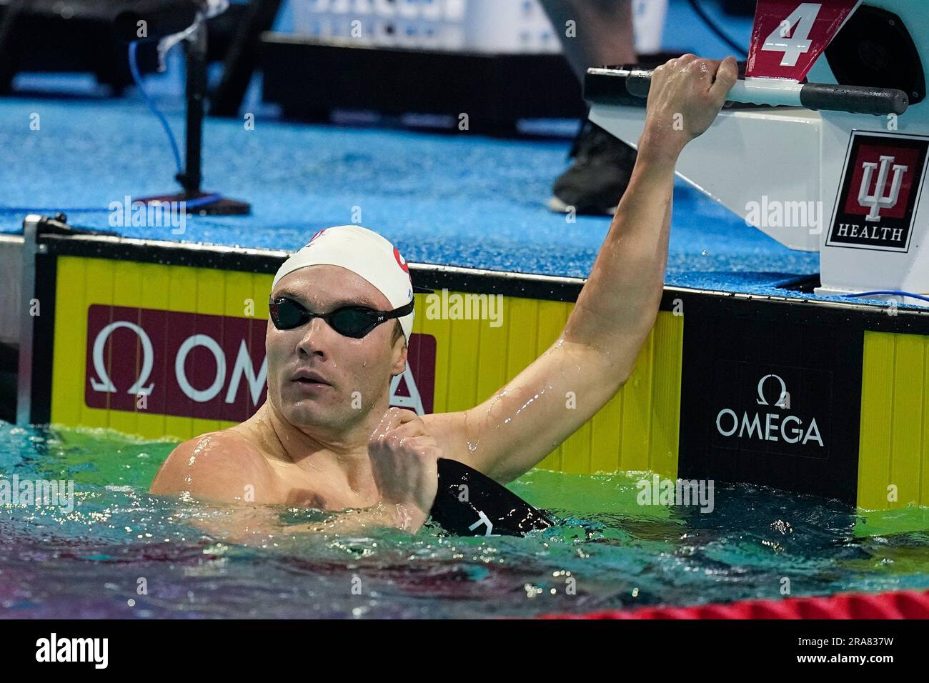 Bobby Finke looks at his time after winning the men's 800-meter ...